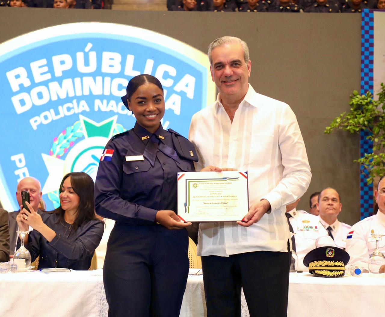 Abinader juramenta a más de dos mil agentes para la policía