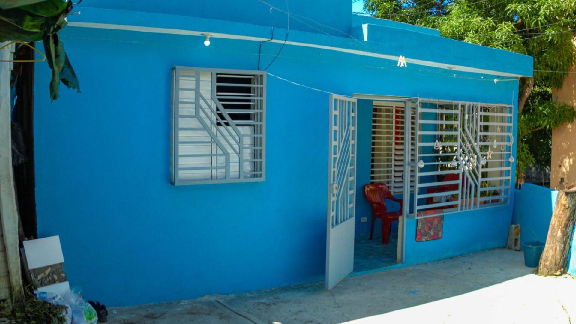 Ayuntamiento de Los Alcarrizos entrega dos viviendas