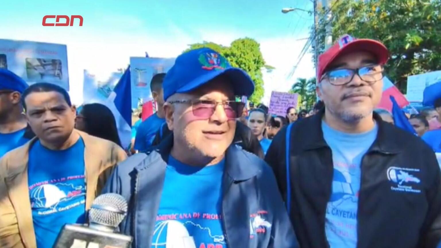 Marcha en Cayetano Germosén por escuelas en estado crítico
