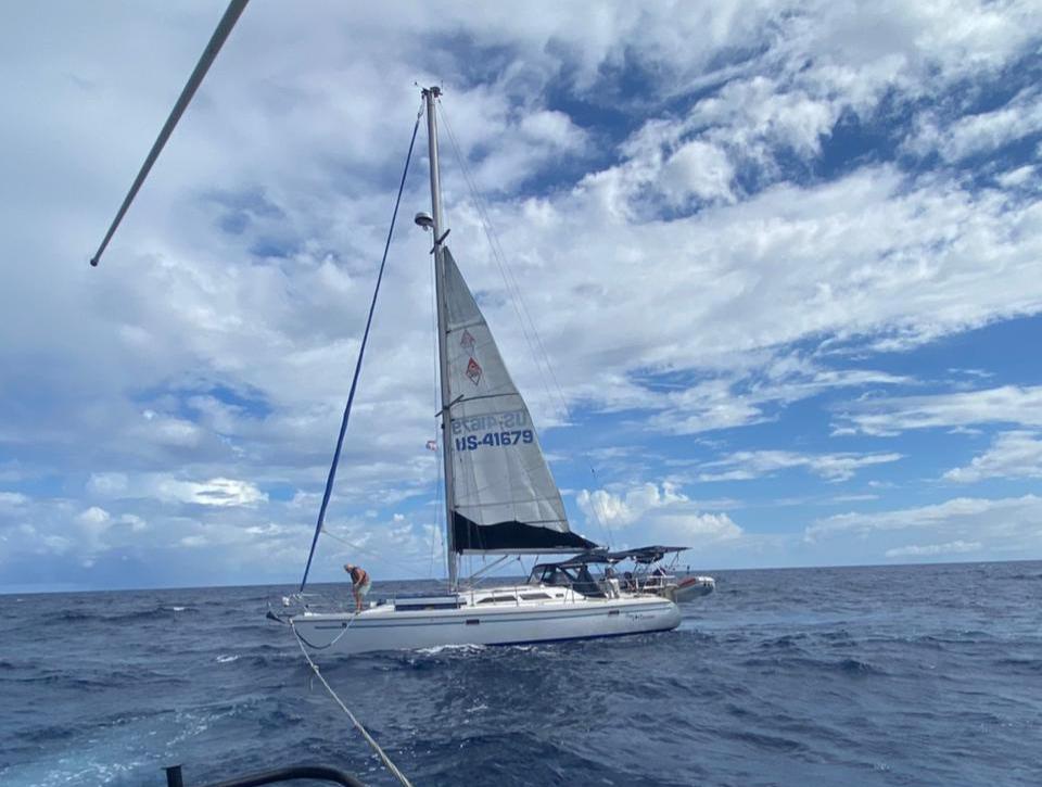Armada Dominicana ayuda a velero estadounidense en alta mar