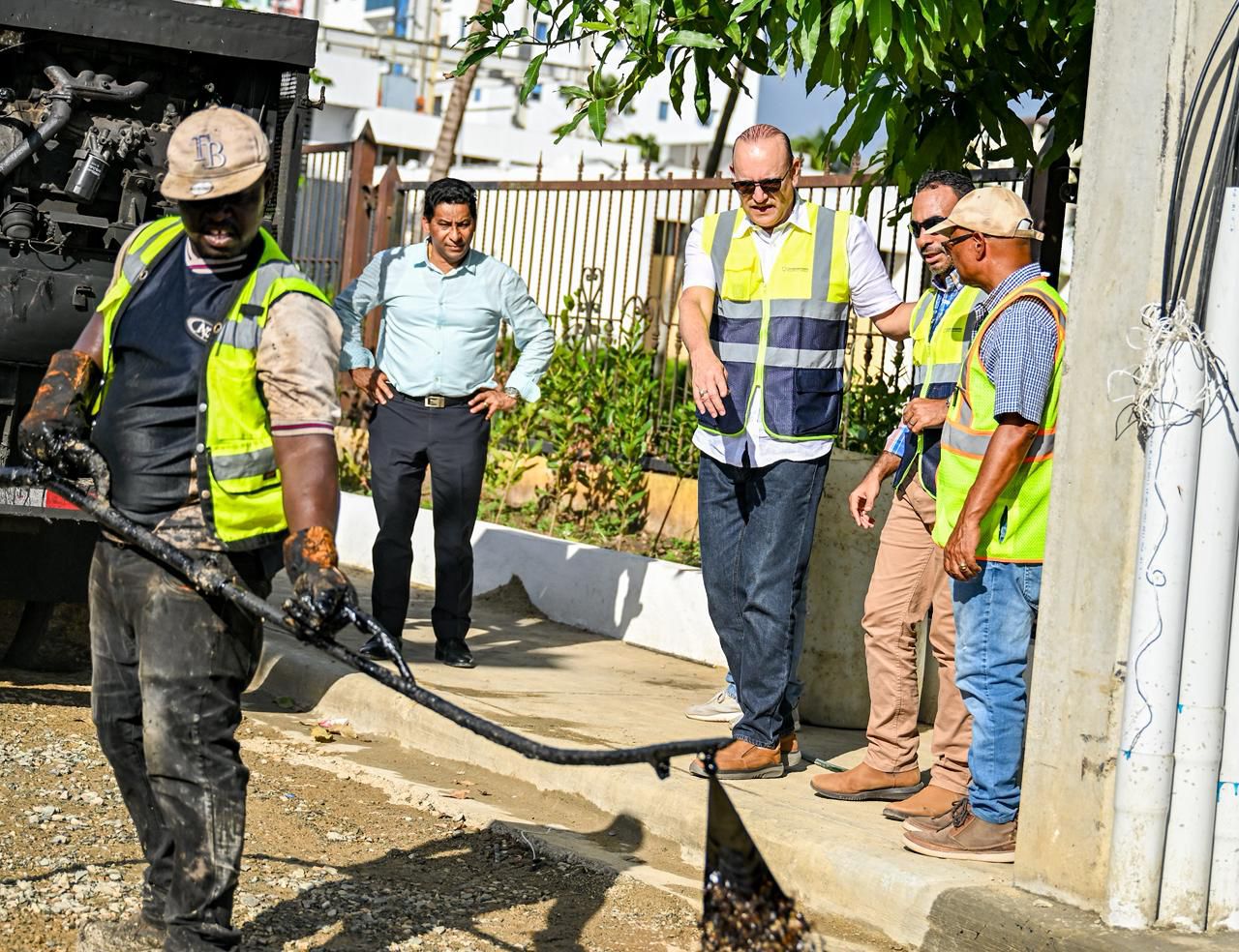 Ulises Rodríguez supervisa solución vial en Santiago