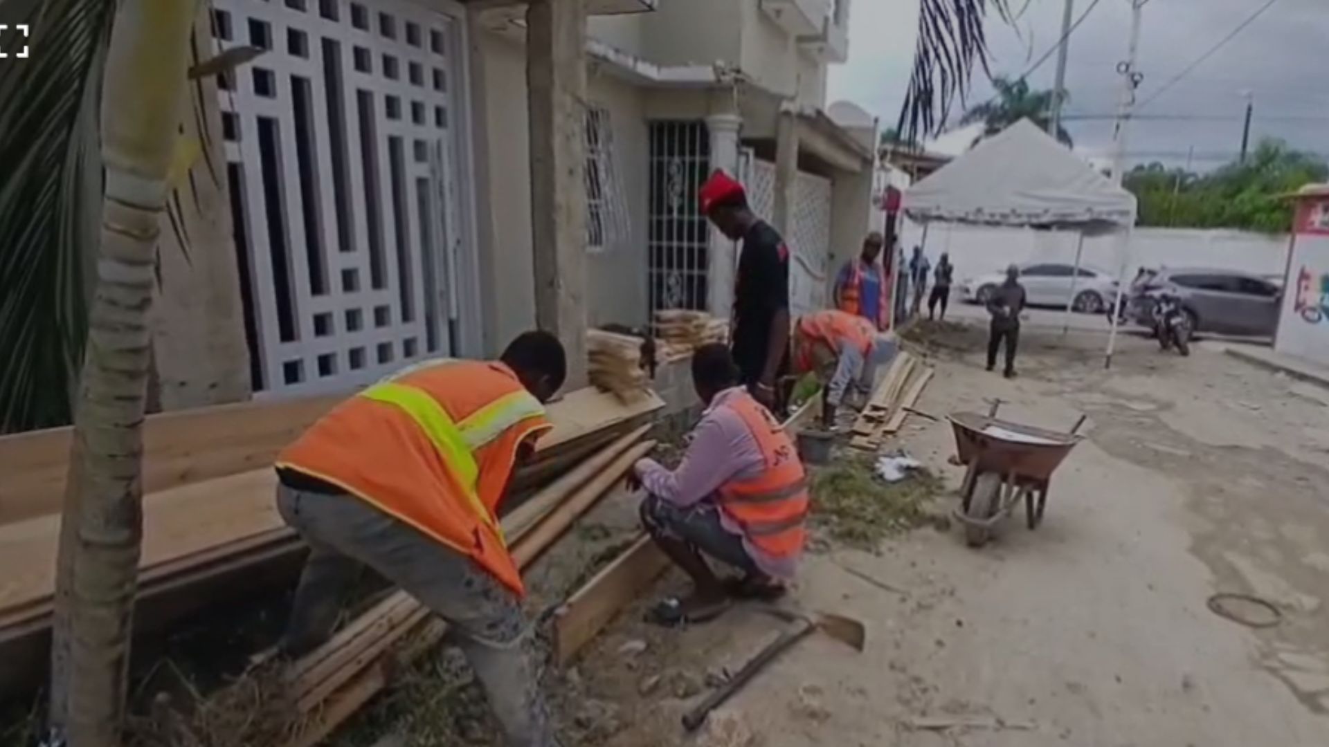 Alcalde inicia construcción de aceras y contenes en Pantoja