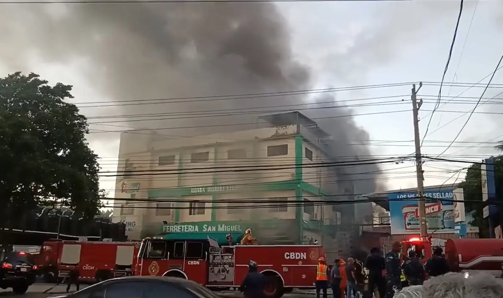 Se registra fuerte explosión en Ferretería San Miguel de la avenida ...