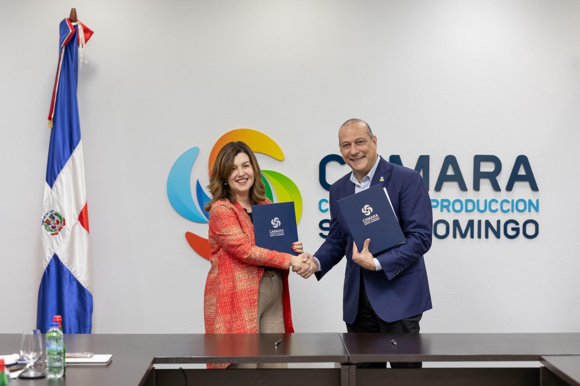 Cámaras de SD y Santiago fortalecen el Registro Mercantil