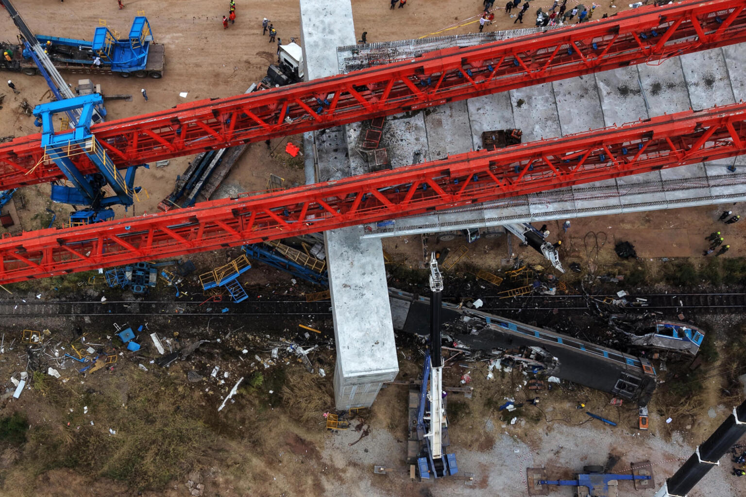 Al menos 32 muertos al caer una grúa sobre un tren en Tailandia