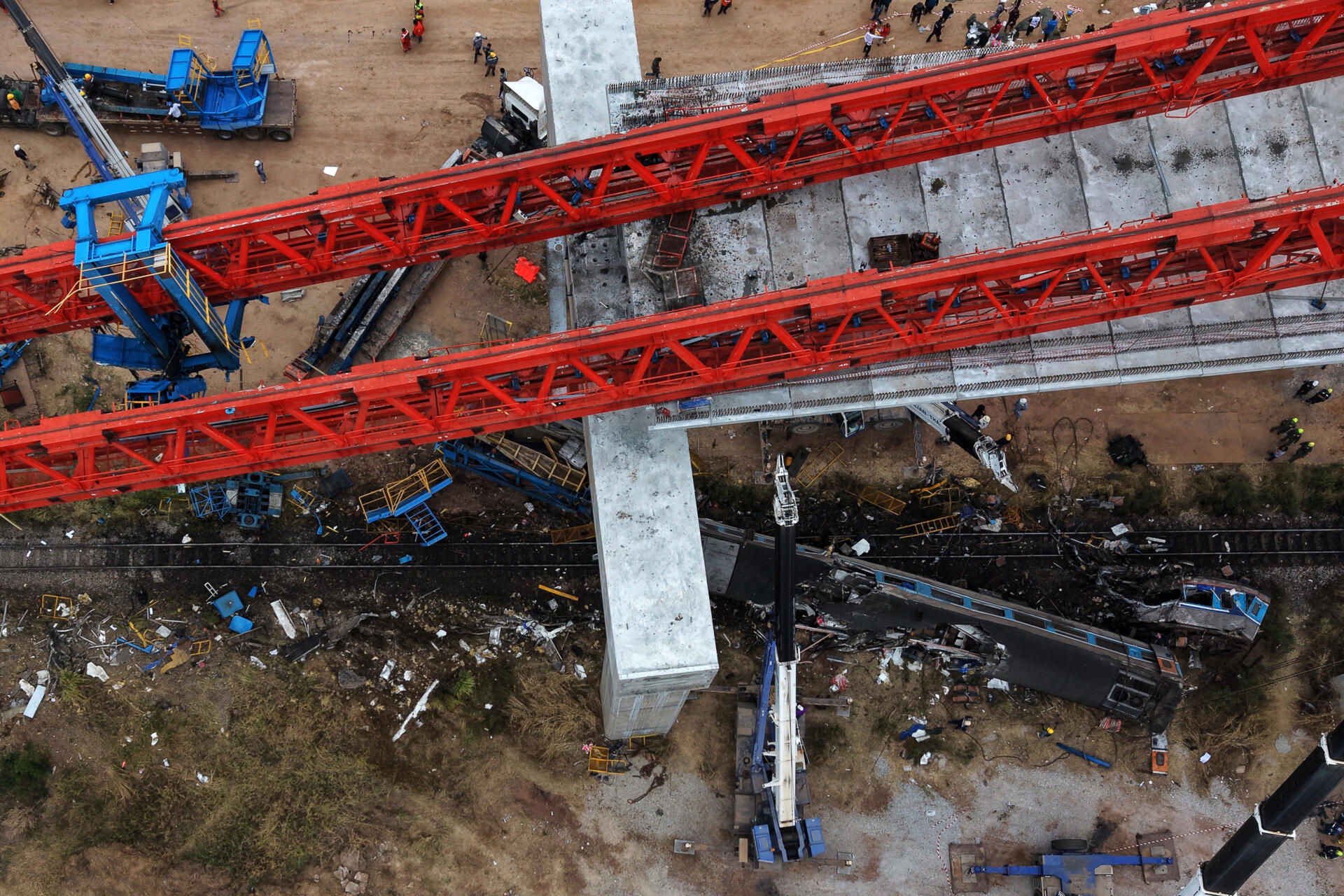 Al menos 32 muertos al caer una grúa sobre un tren en Tailandia