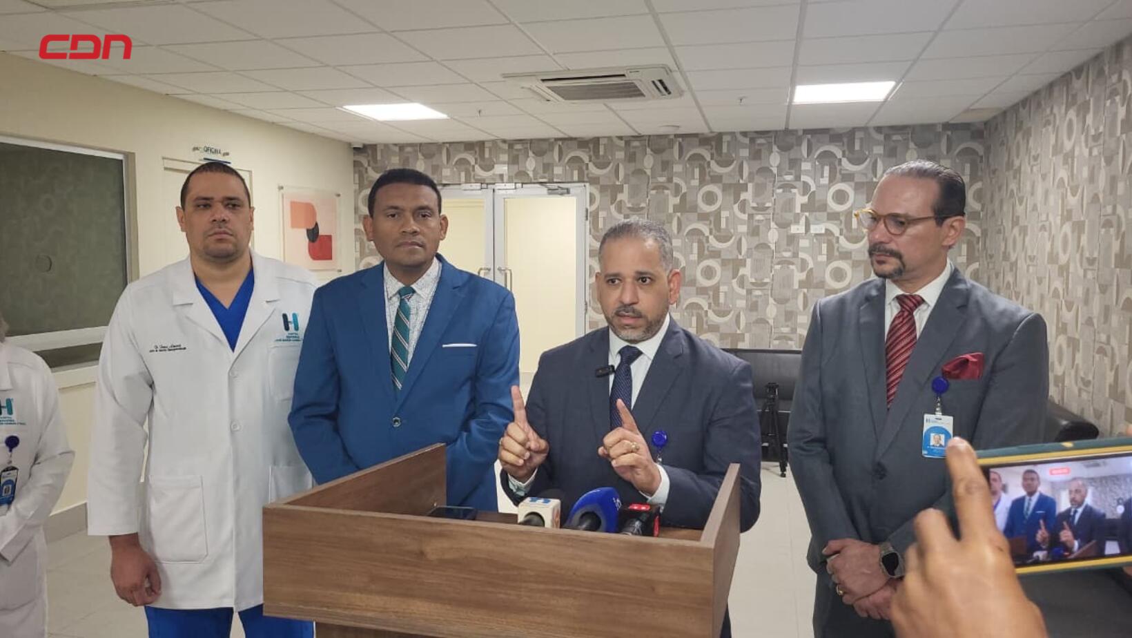 Director del Cabral y Báez aclara presencia de ambulancias