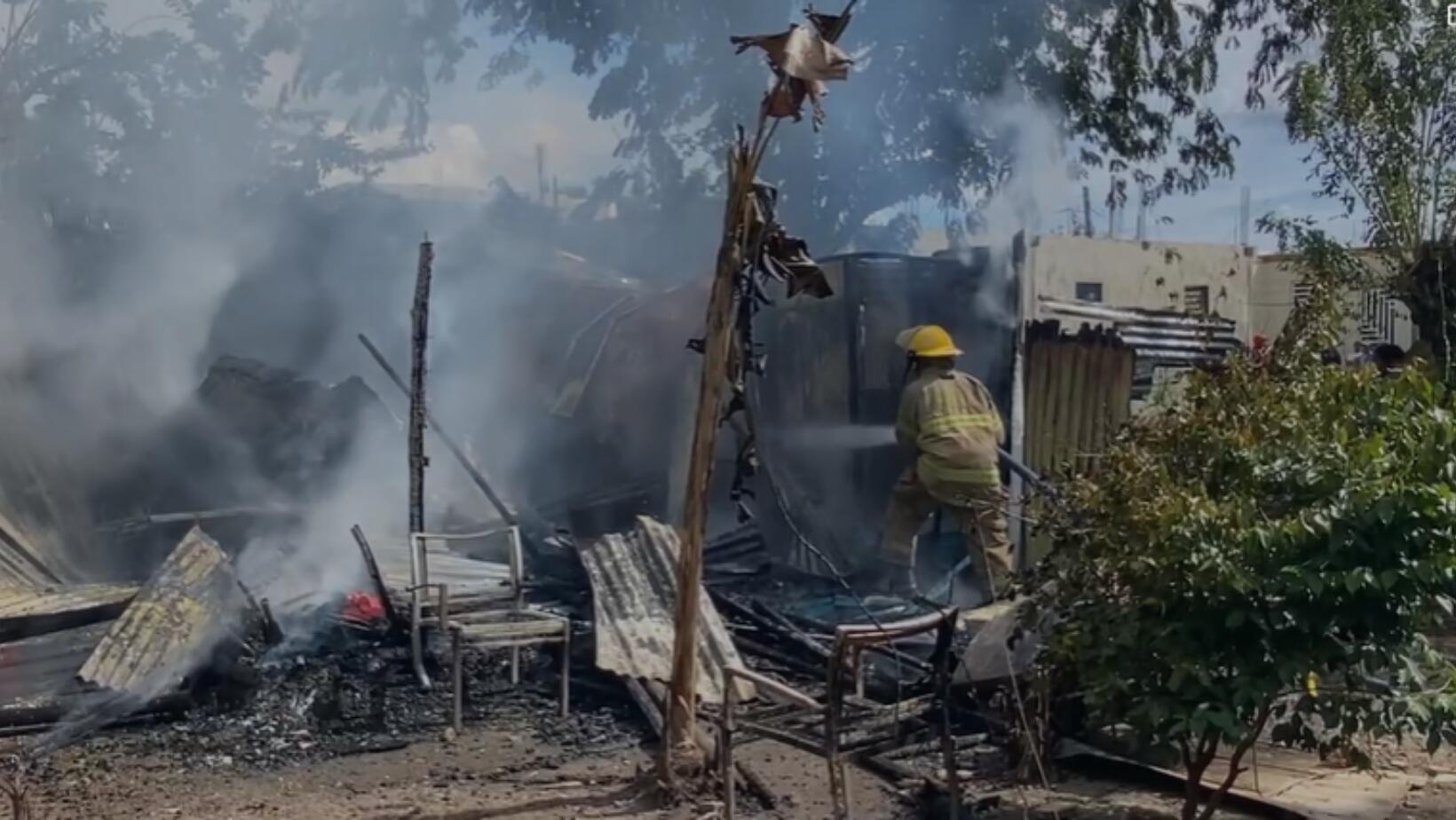 Incendio consume vivienda y deja a familia en la calle