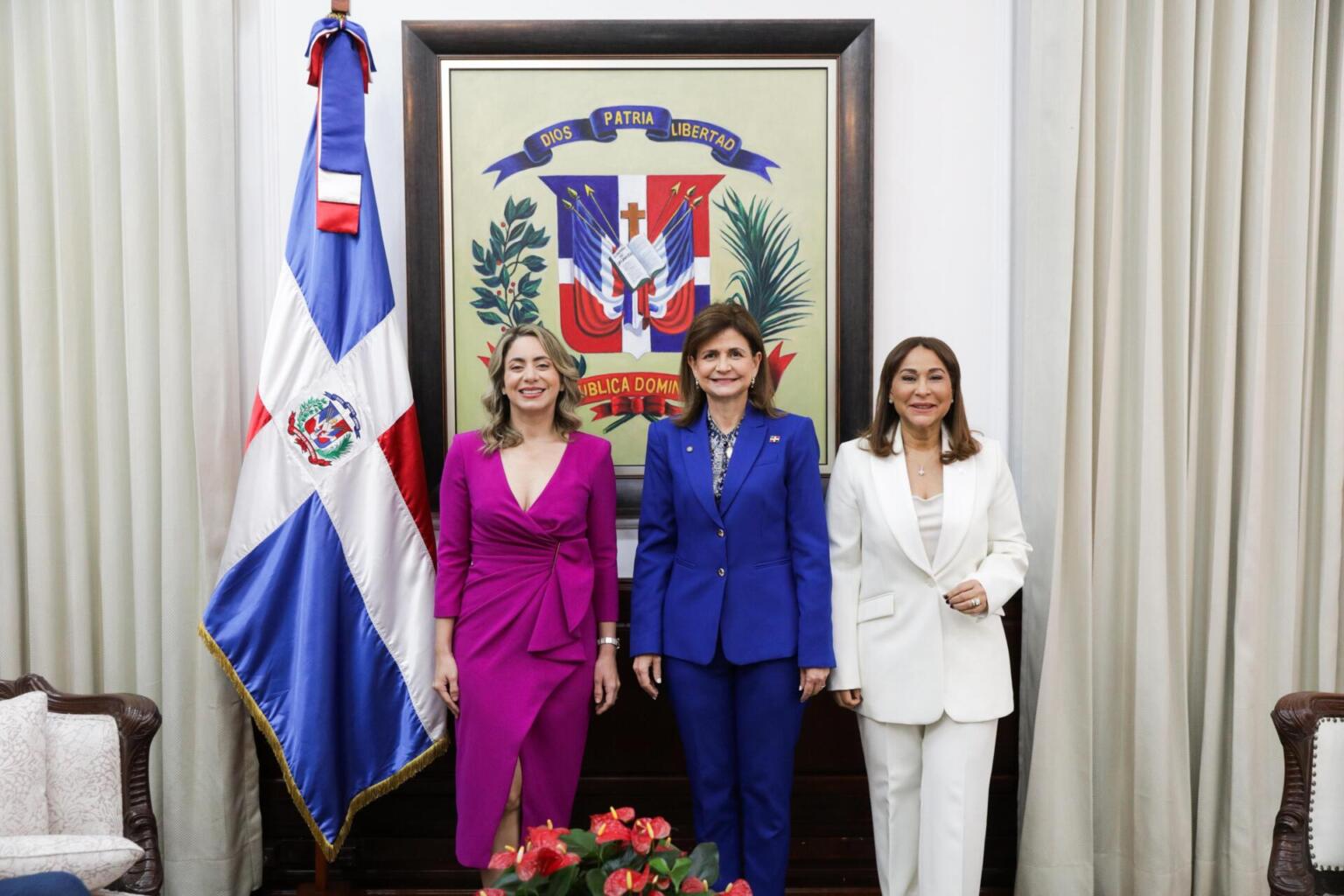 Raquel Peña posesiona a Gloria Reyes en el Ministerio de la Mujer