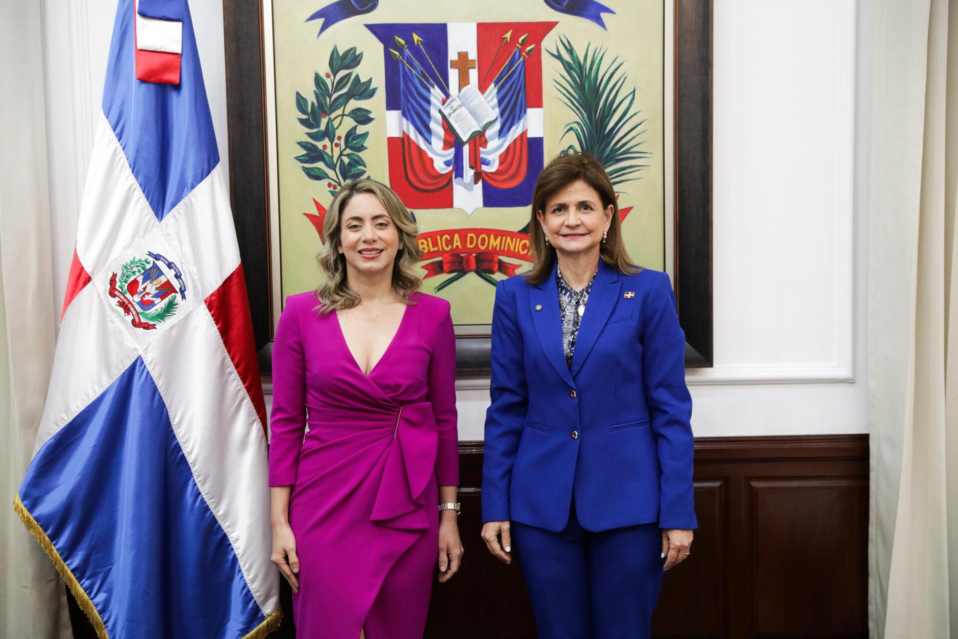 Raquel Peña posesiona a Gloria Reyes en el Ministerio de la Mujer