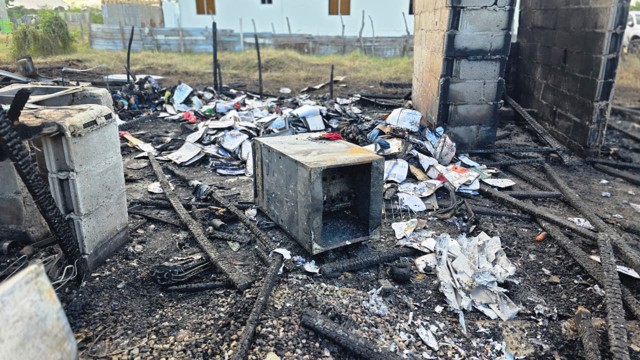 Video | Voraz incendio destruye dos viviendas en Dajabón