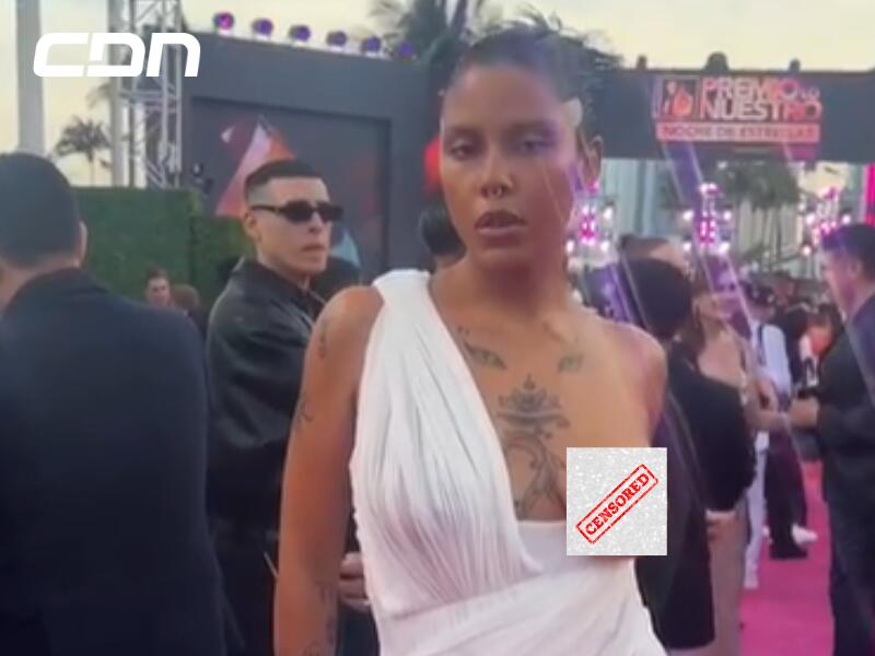 Tokischa llega con un seno al aire a Premio Lo Nuestro