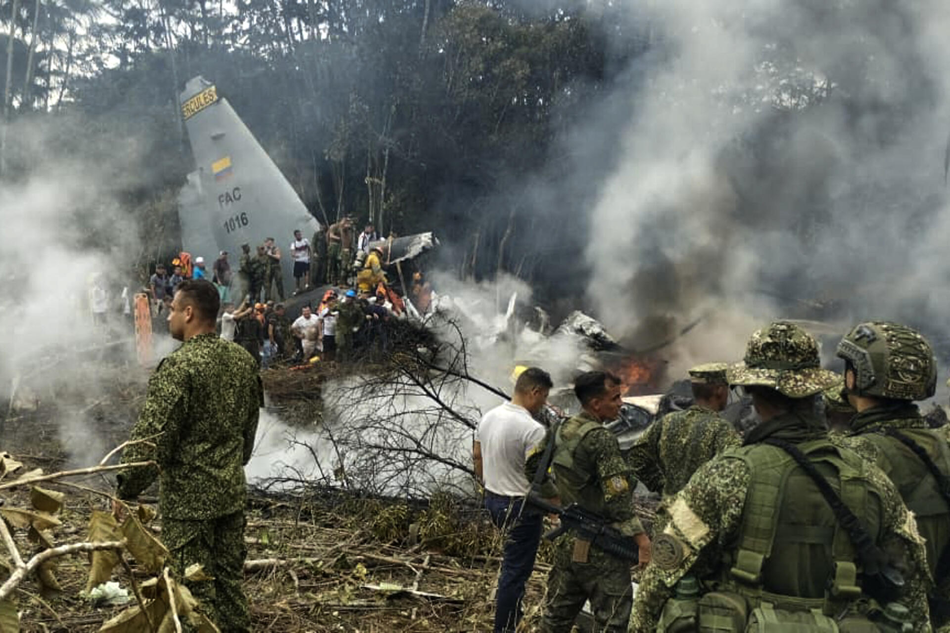 Avión militar se estrella con 125 personas a bordo en Colombia