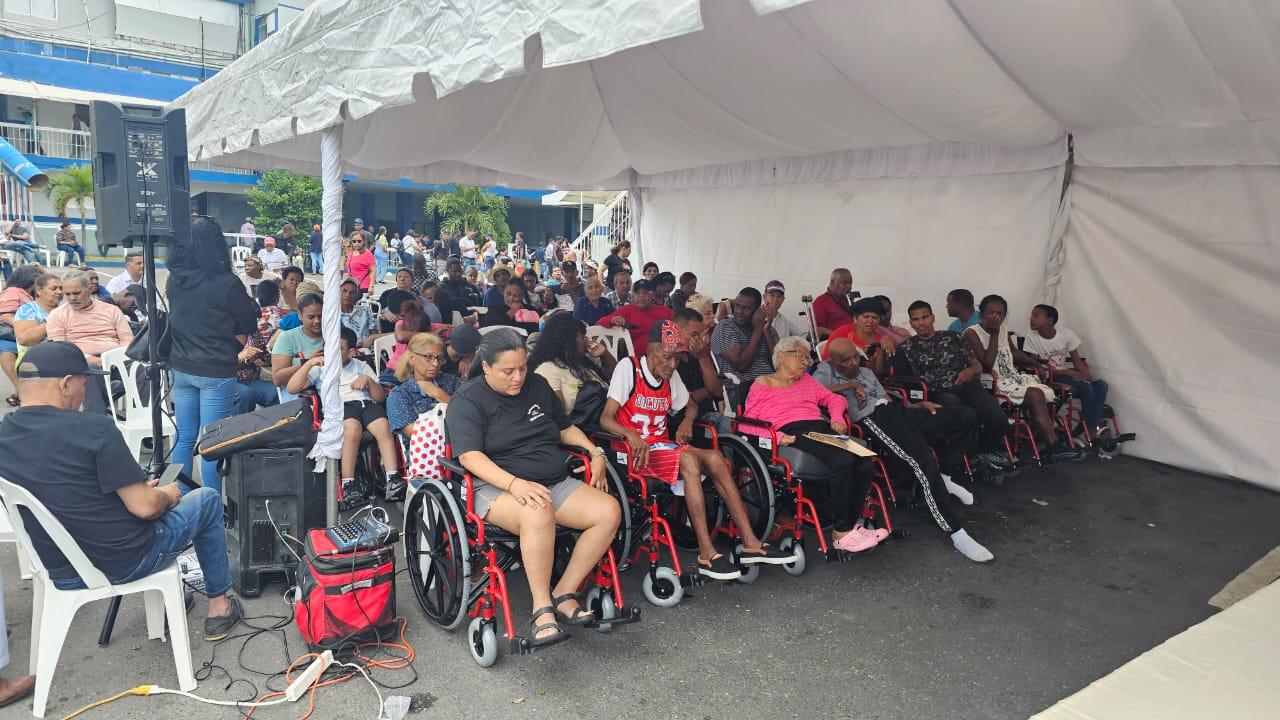Cruz Jiminián y Wheelchair donan más de 1,400 sillas de ruedas