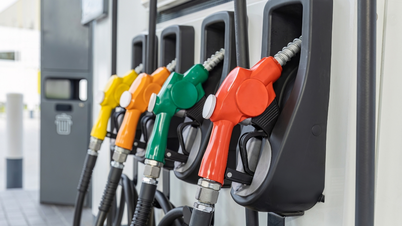 Gobierno congela precios de los combustibles