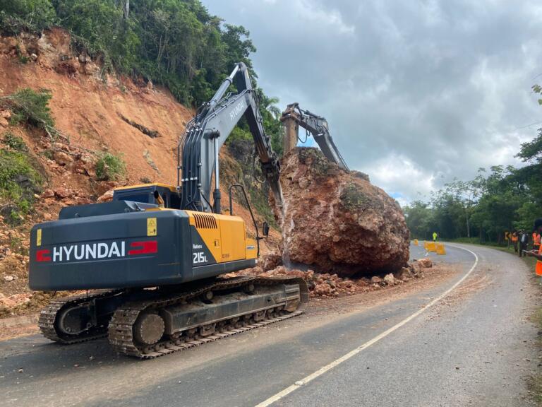MOPC trabaja para remover roca en Autopista del Nordeste
