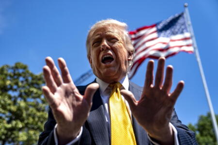 Trump llama "tonta" a reportera que indagó por costo del salón de baile ...