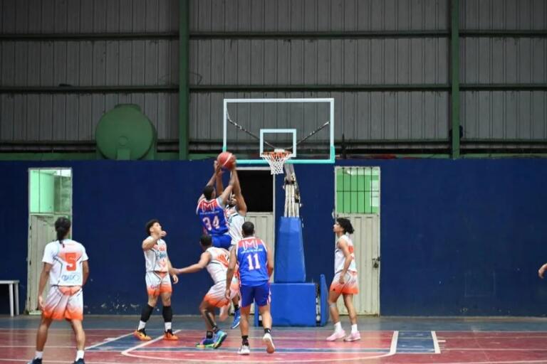 Denuncian filtraciones e inundaciones en polideportivo de Cabrera