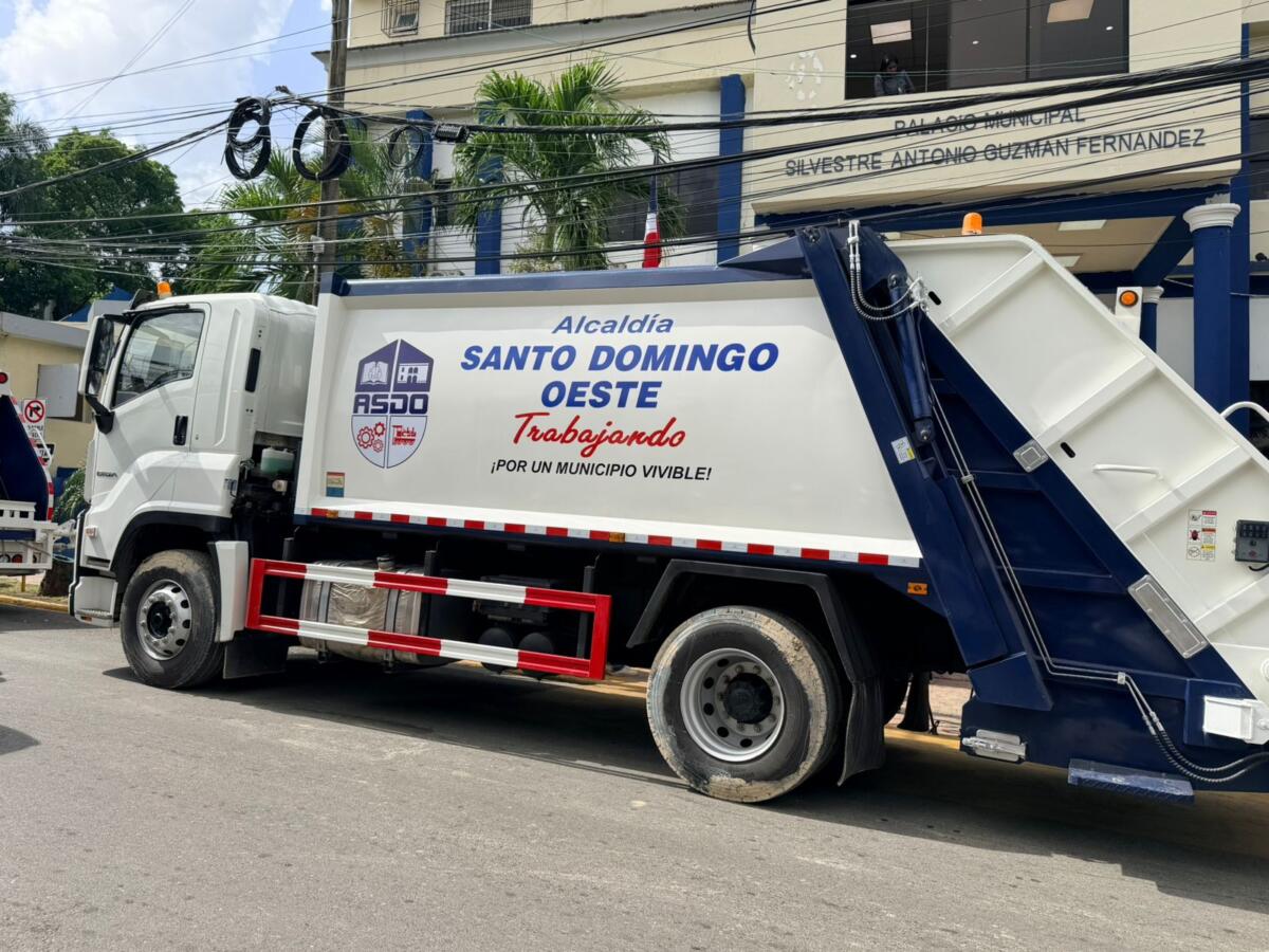 Alcaldía de SDO incorpora nuevos camiones para recoger basura