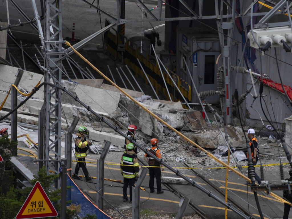 Derrumbe en Seúl deja tres muertos y heridos