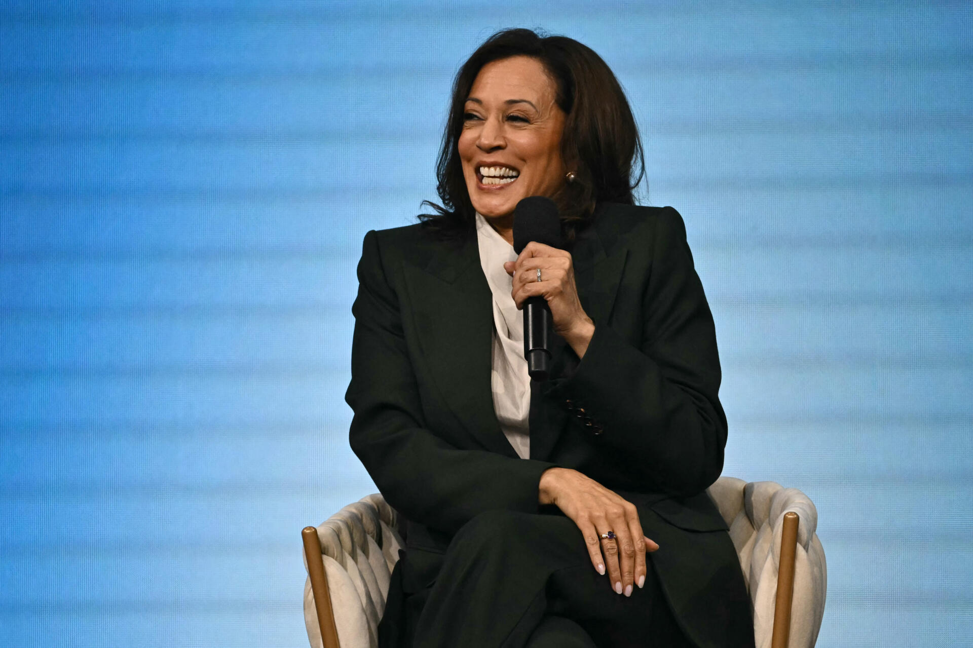Kamala Harris critica a Trump y prevé victoria demócrata
