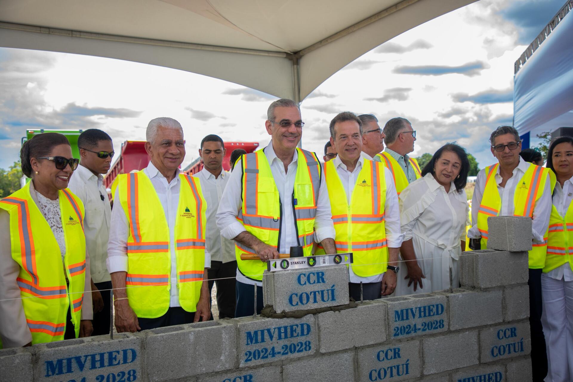 Presidente Abinader inicia construcción del CCR de Cotuí