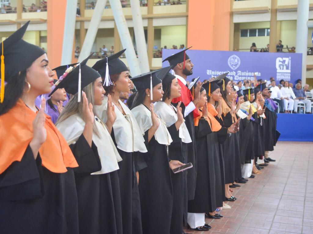 UASD pide a graduandos seguir ejemplo de egresados