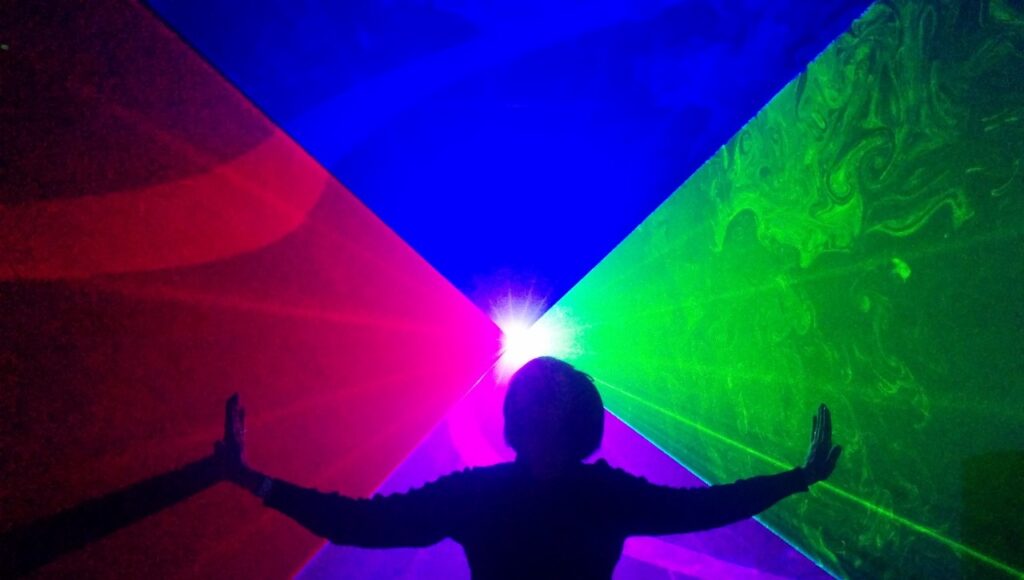 Judith Cisneros y su obra de luz