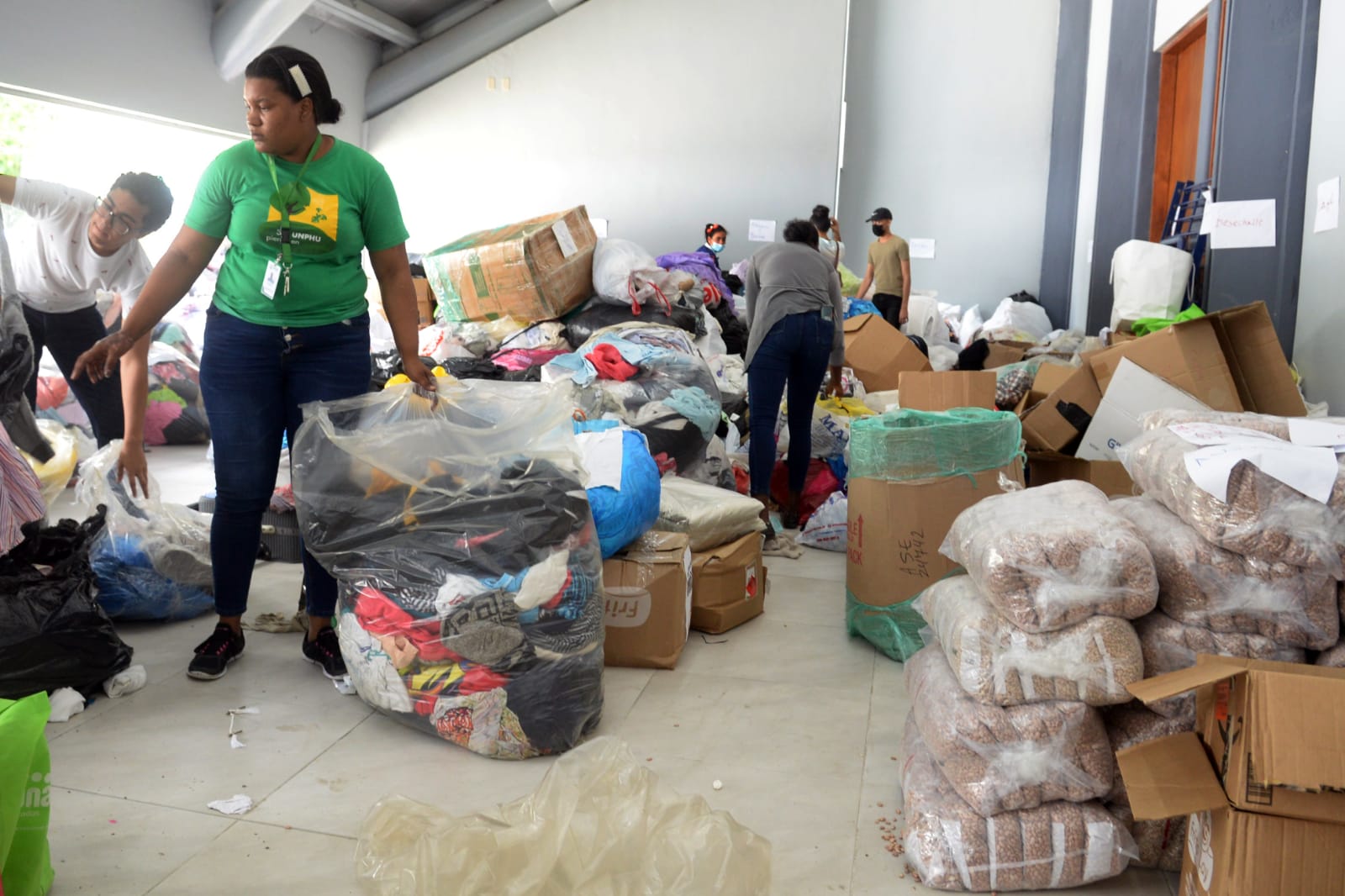 Centros de acopio, mano amiga para afectados por huracán Fiona