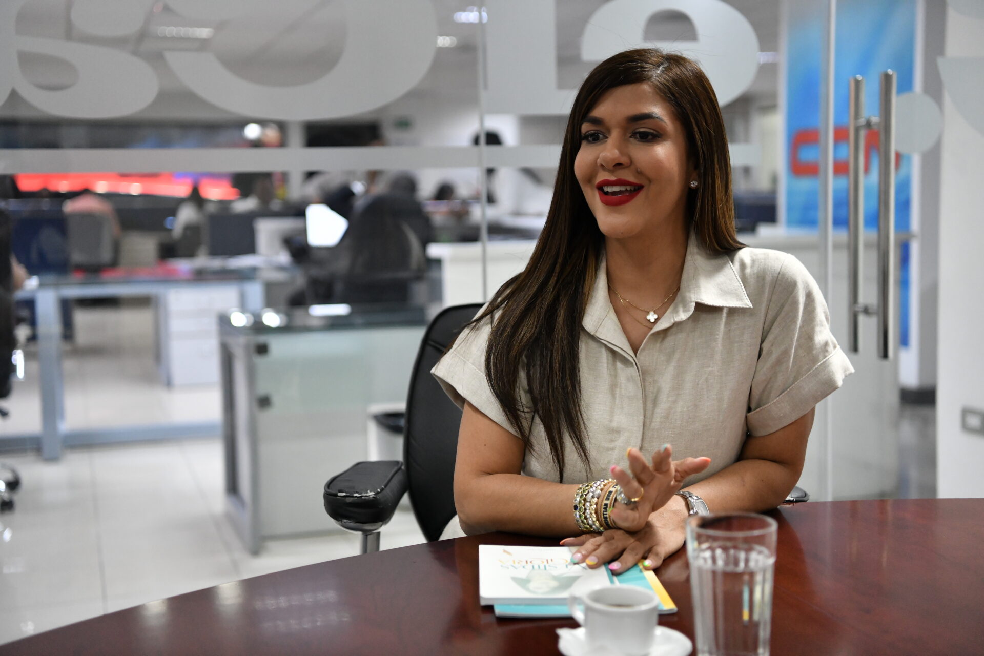 María Jacobo dejó la vieja indumentaria para vestirse de gala