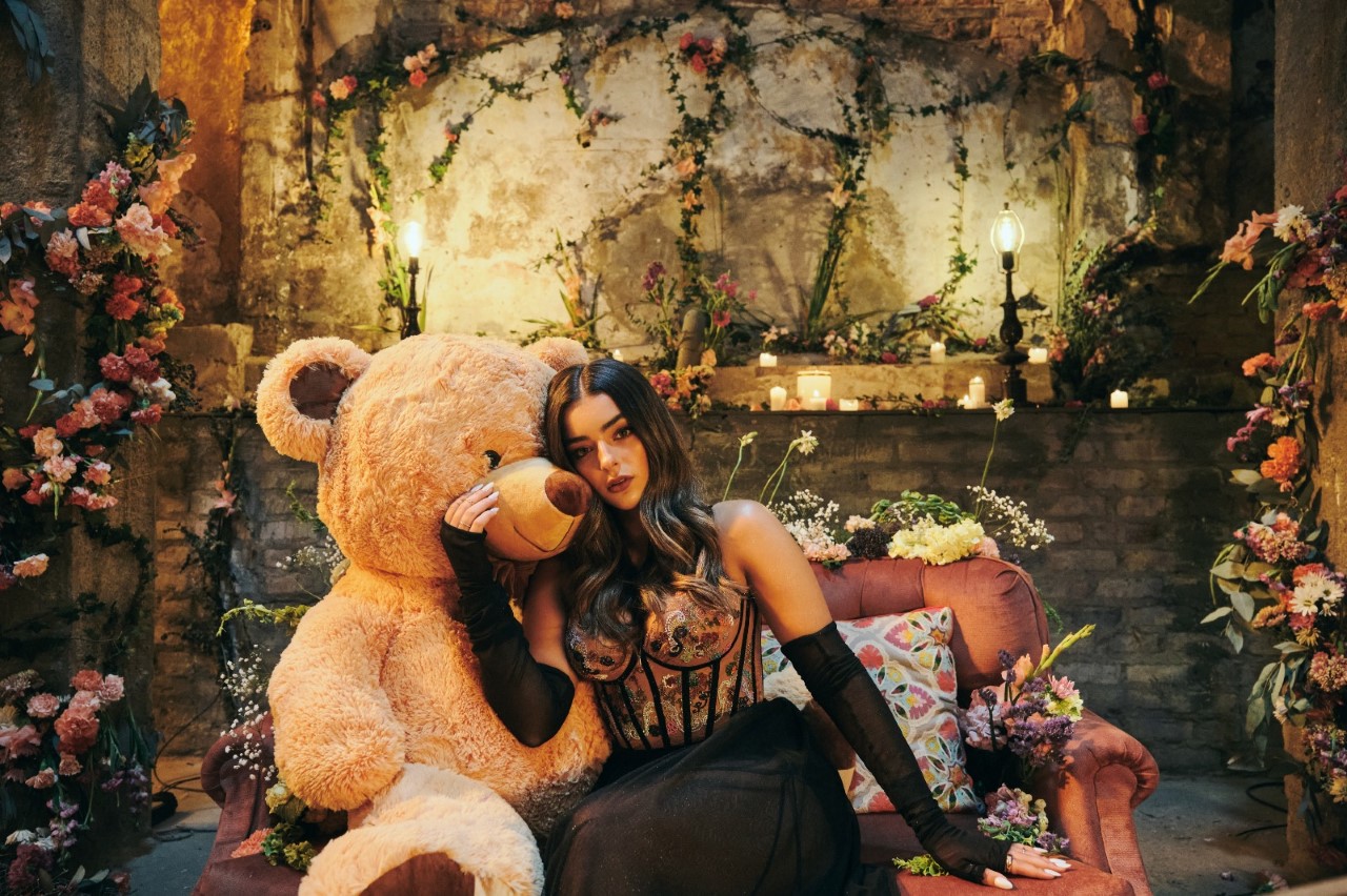 Adri presenta un lado más romántico y sentimental con "Claramente"