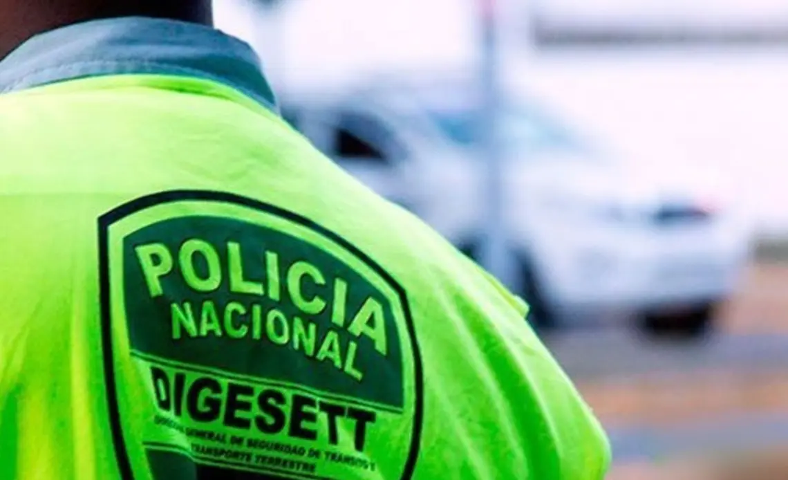Le pide disculpas a la agente Digesett que le sacó la lengua