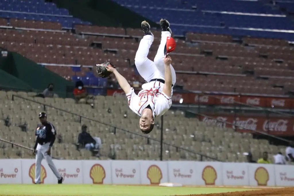 Regresa relevista Dusten Knight con los Leones