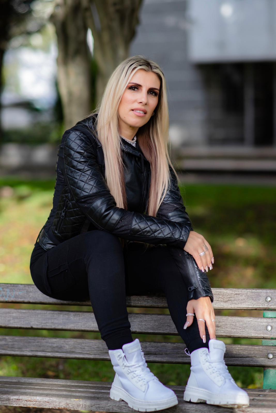 Anna D promociona su música en la República Dominicana