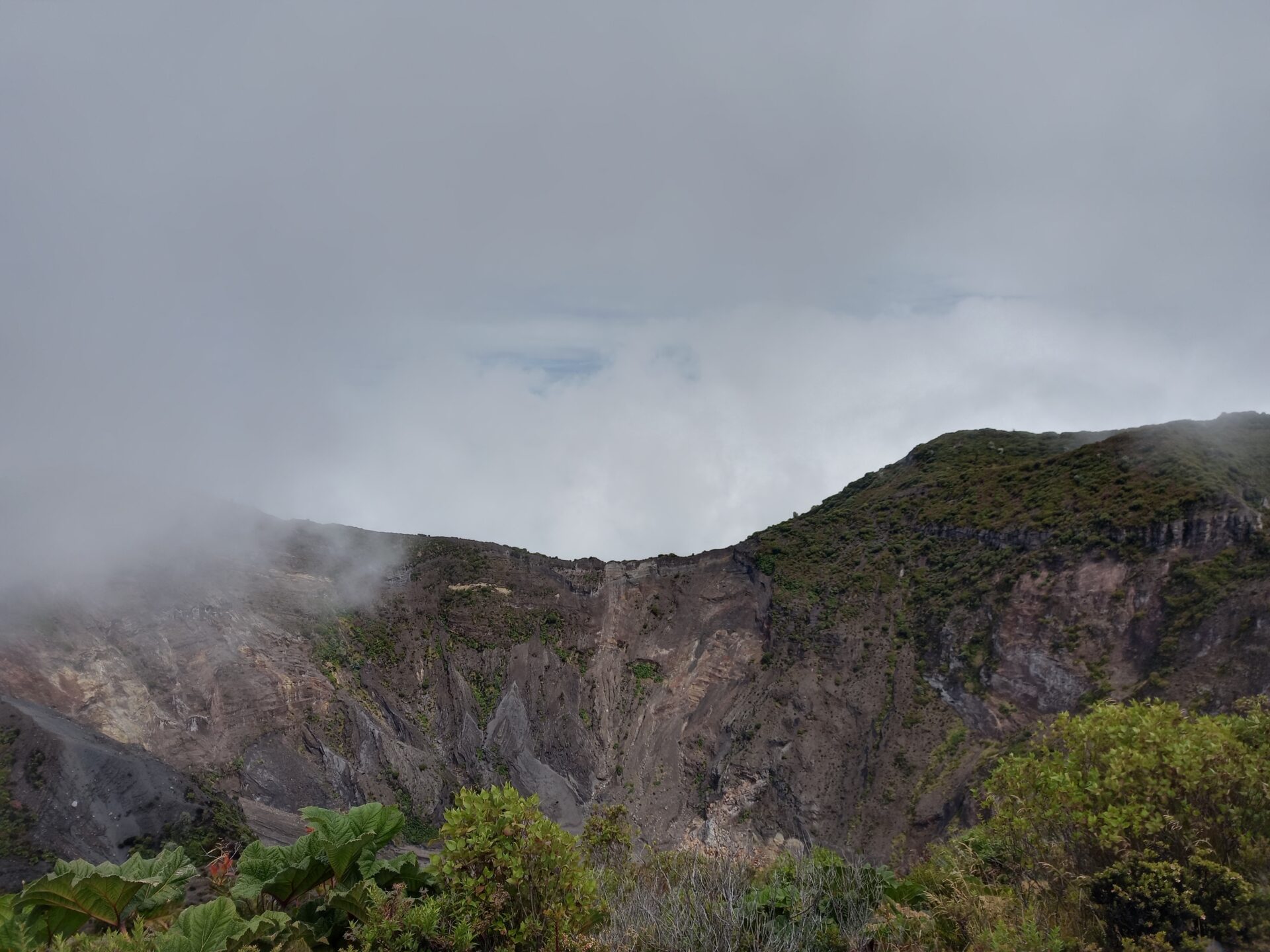Cartago: entre ruinas, un volcán y un sanatorio