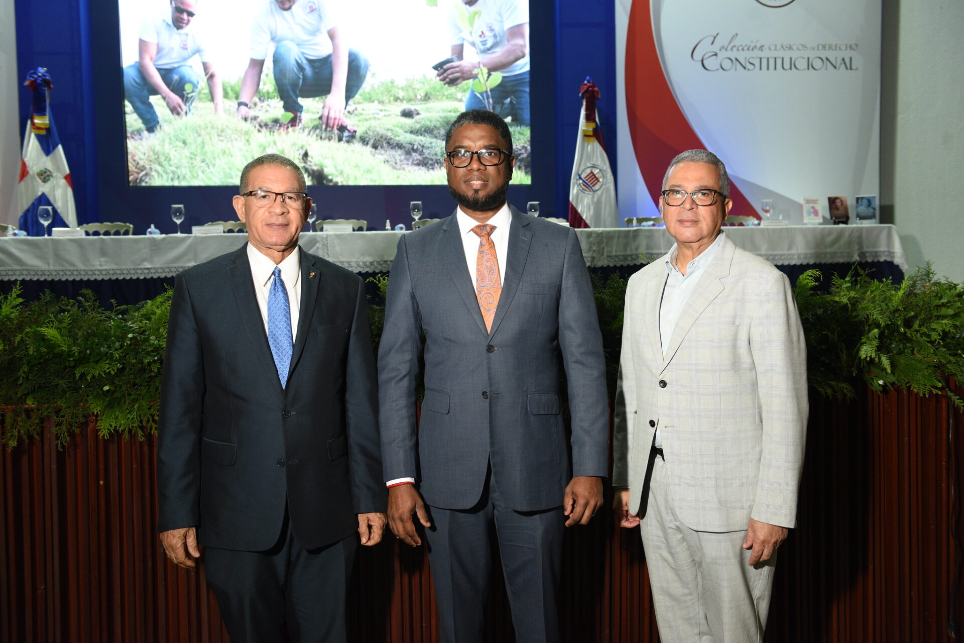 TC pone a circular obras sobre Derecho Constitucional