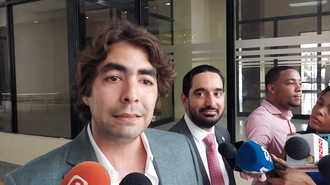 Samuel Bonilla entrega proyecto ley de debates a José Horacio Rodríguez