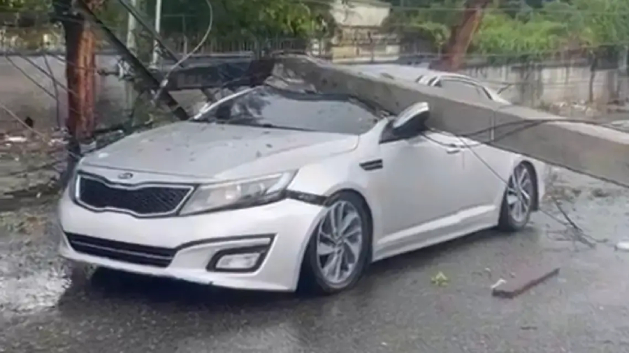 Video: Poste de luz aplasta un carro en El Almirante