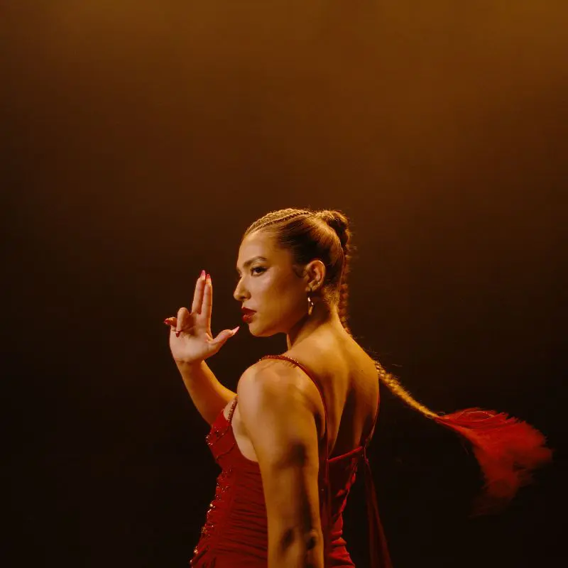 Letón Pé lanza "Rojo Rubí (Rompiendo La Cadera)"