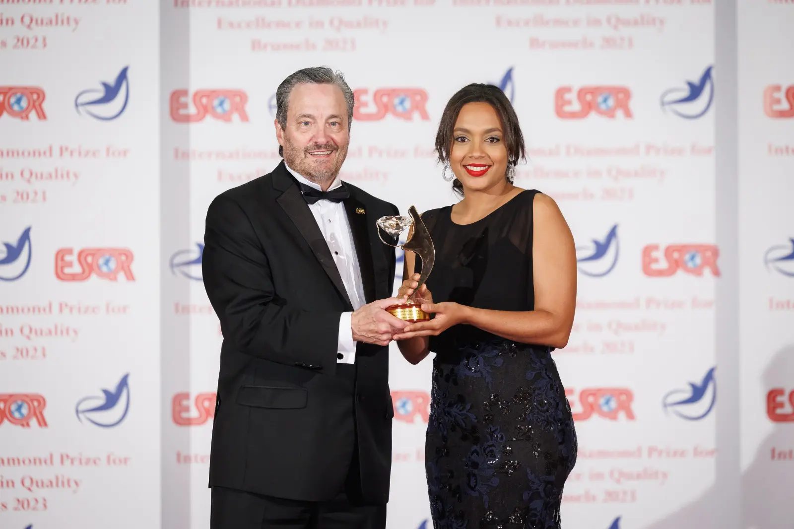 SISALRIL recibe premio a la calidad Internacional Diamond Prize