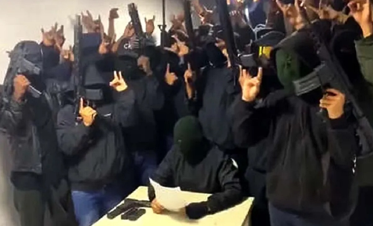 Se hace viral video de grupo armado que se atribuye asesinato