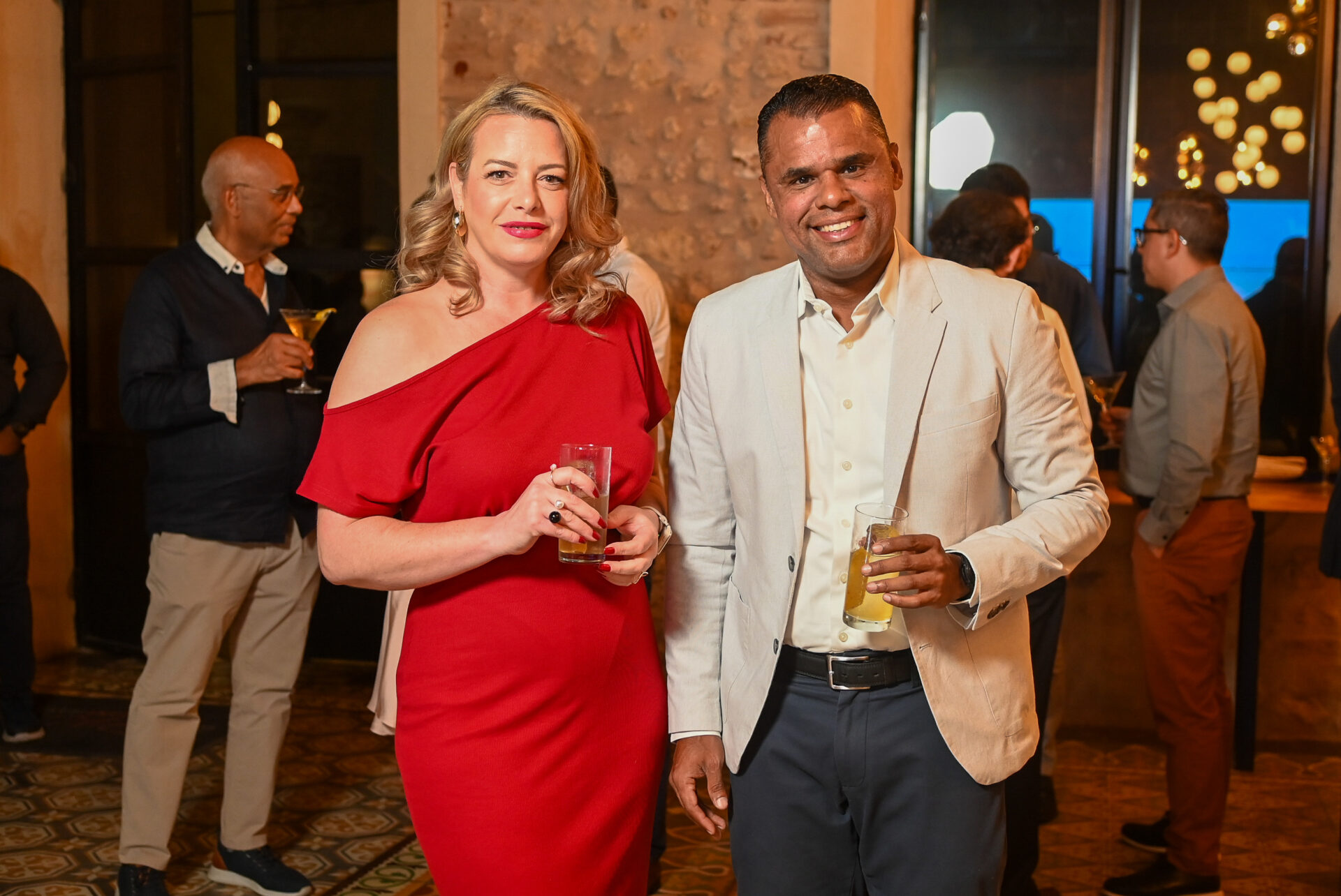 Ron Cihuataín llega desde El Salvador a la República Dominicana