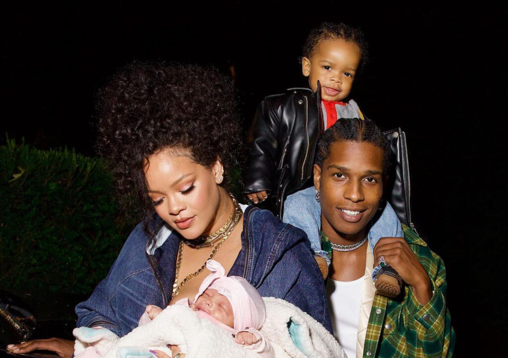 Rihanna presenta el rostro de su segundo bebé Riot Rose