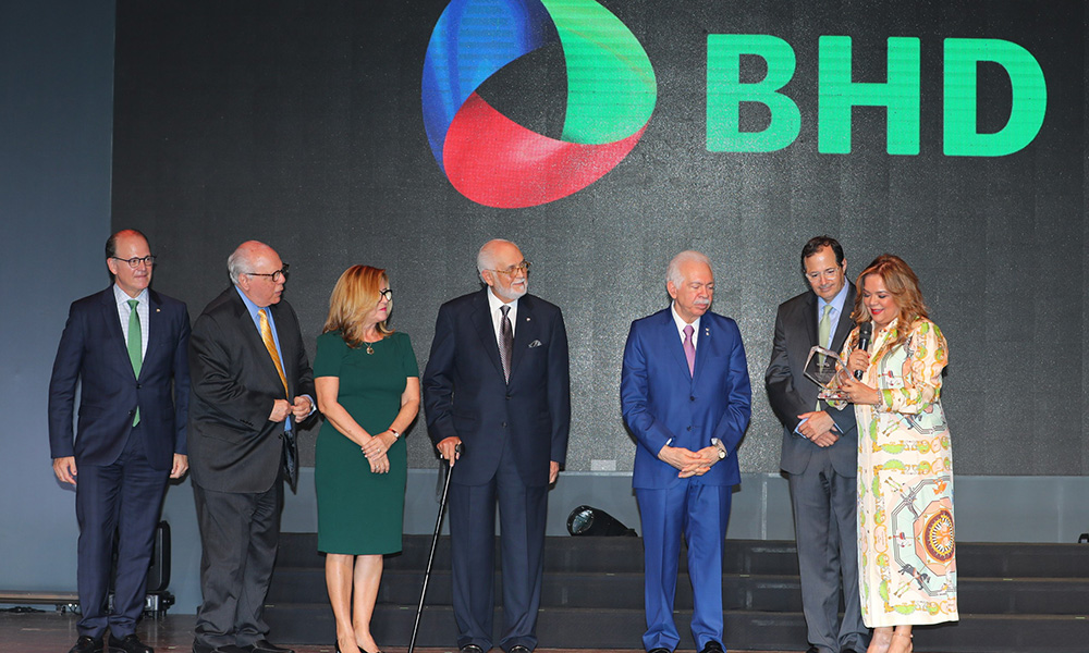 BHD celebra 51 años y reconocea su personal - Periódico elCaribe