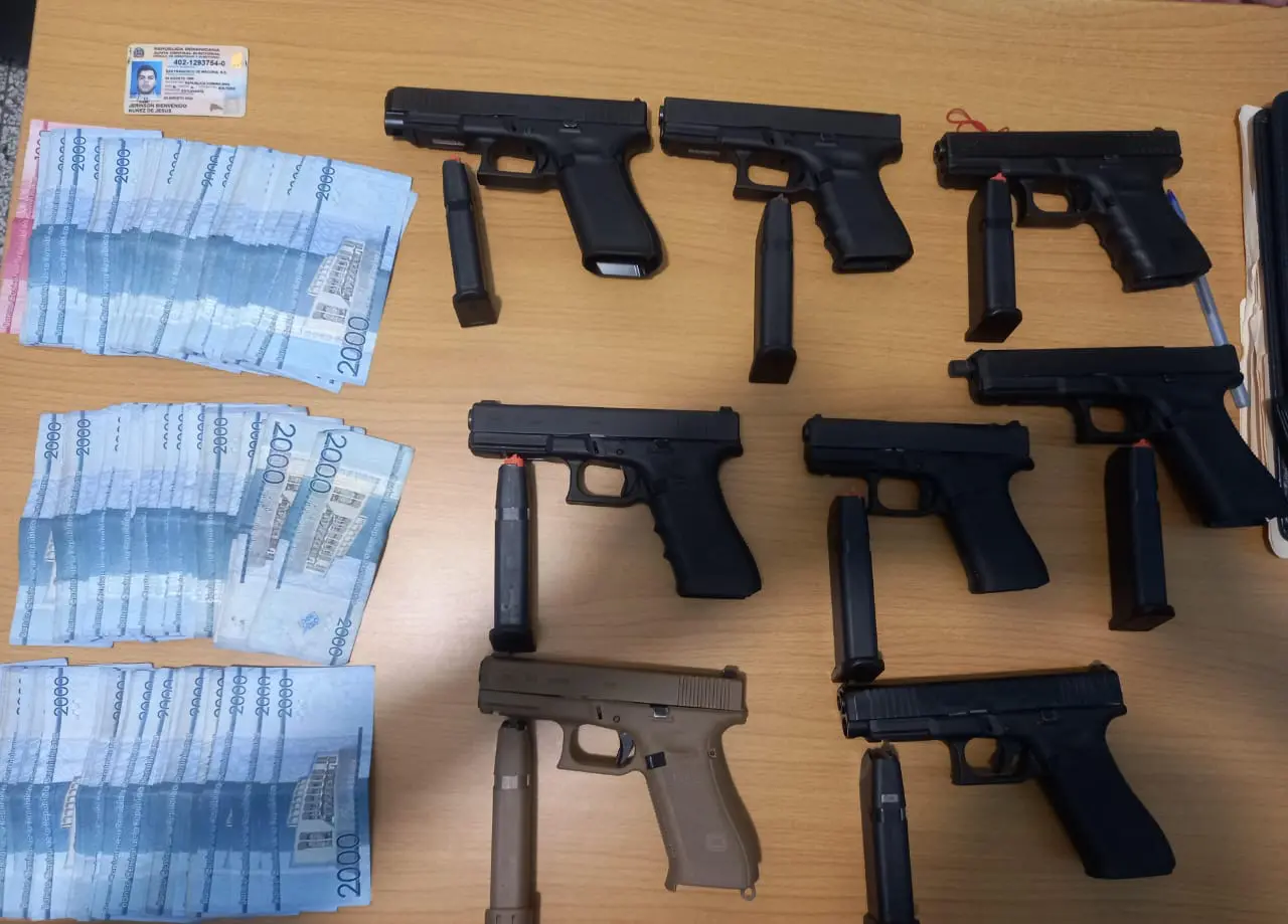 Pn Apresa Hombre Tras Ocuparle Ocho Pistolas Ilegales 0142