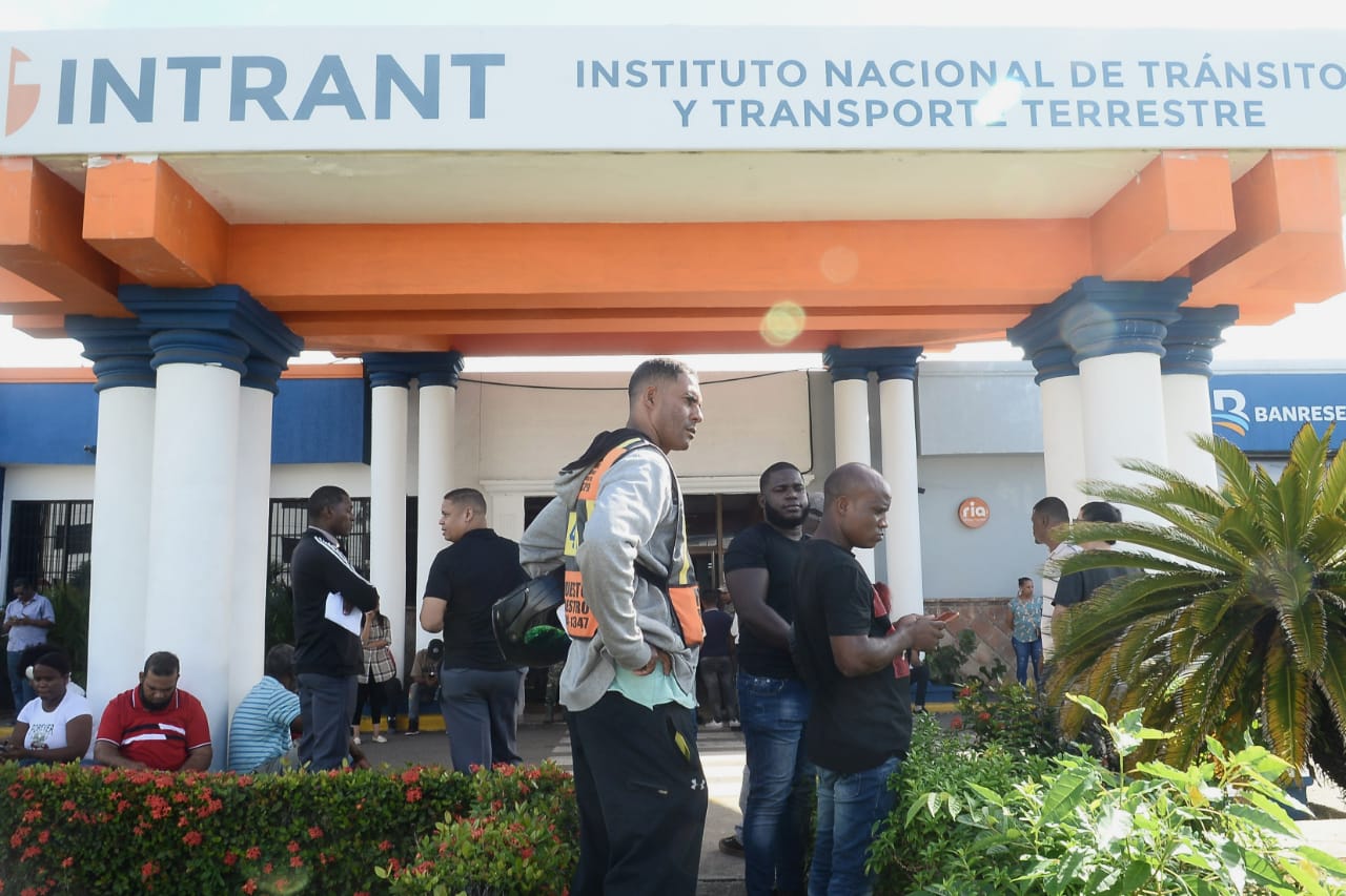 Inconvenientes en sistema del Intrant provoca largas filas para licencias