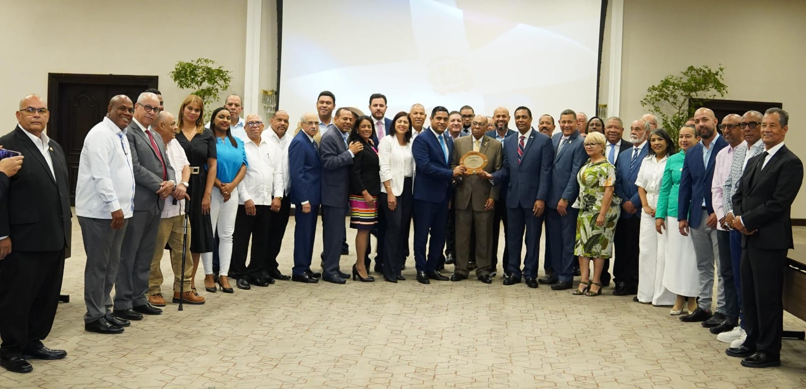 Fedomu reconoce trayectoria de Milton Ray Guevara