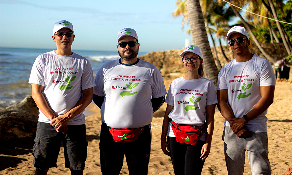 Kinnox realiza limpieza de costa en playa Güibia - Periódico elCaribe