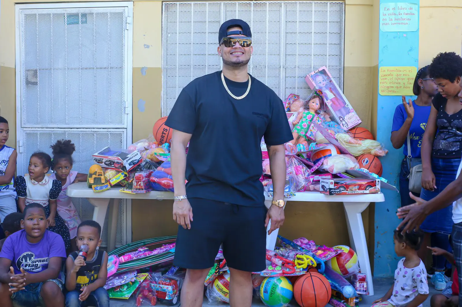 Alex Diamond lleva alegría a comunidades con entrega de juguetes