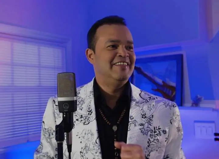 Alex Bueno celebra en Santiago 40 años en el arte con concierto sinfónico